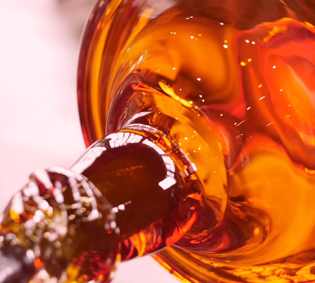 How does Moser colour crystal?