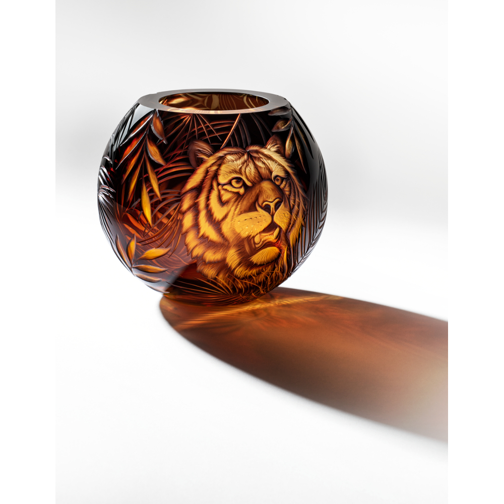 Beauty hand cut vase with head of a tiger made of Moser crystal