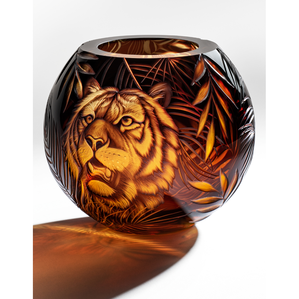 Beauty hand cut vase with head of a tiger made of Moser crystal